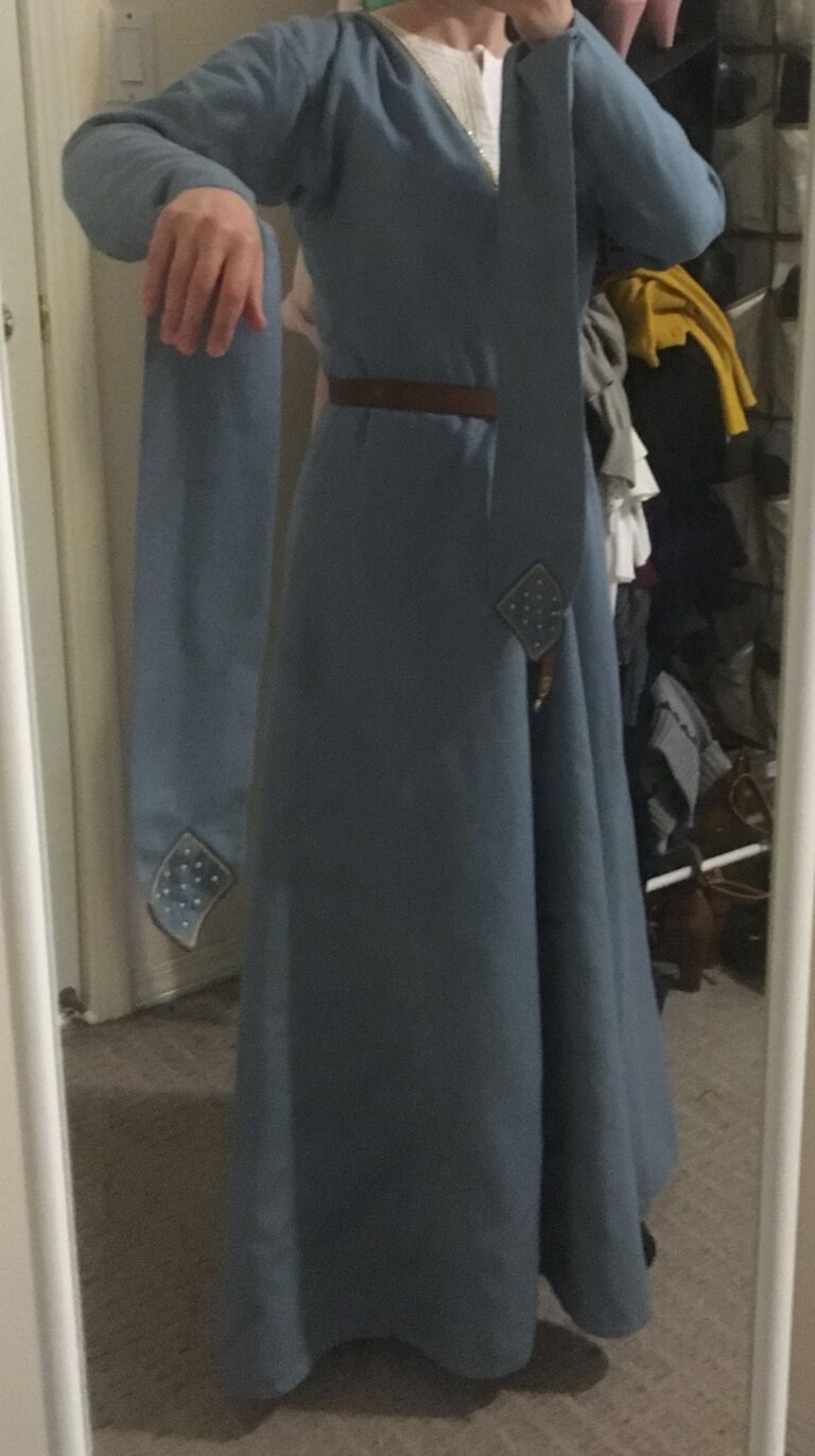 Bliauts and more: 12th Century Women’s Clothing – Athenaeum